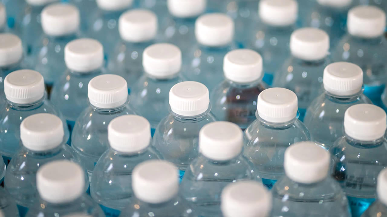 Agua embotellada es 3.500 veces peor para el medio ambiente que el agua ...