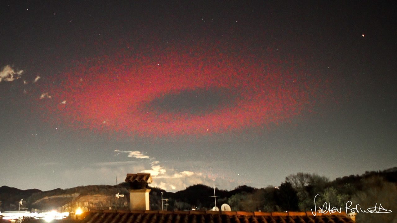 Enorme “anillo luminoso” de color rojo es observado en el cielo de ...