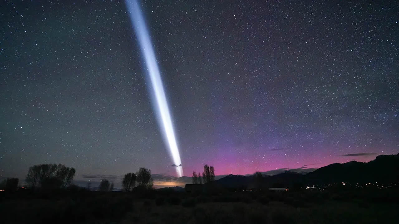 Un enorme rayo de luz blanca atraviesa los cielos de EE.UU. en medio de una tormenta de auroras ...